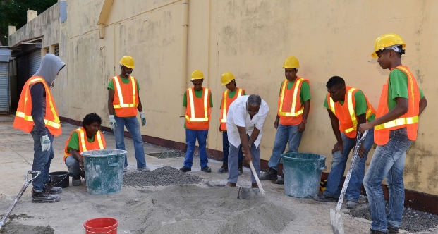 Maçons: 20 apprentis sur les bancs de l’école | lexpress.mu