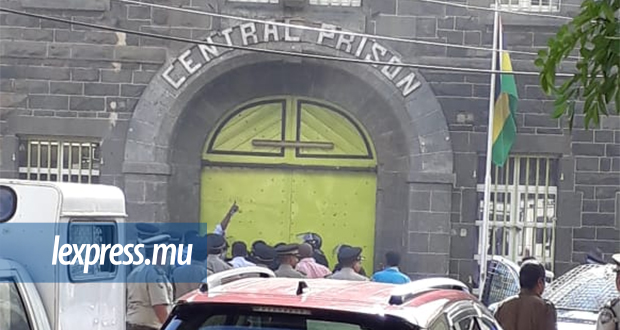Mutinerie et coups de feu à la prison de Beau-Bassin | lexpress.mu