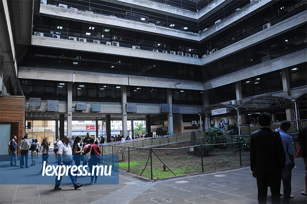 Emmanuel Anquetil Building l Démolition annoncée: fonctionnaires et ...