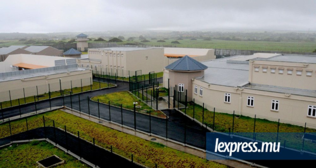 Cigarettes à la prison de Melrose : Un garde-chiourme au trou