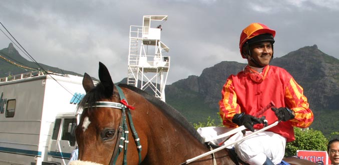 Une suspension de 10 journées et Rs 100 000 d’amende au jockey Yashin ...